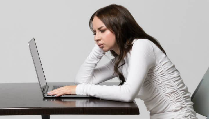 Slouching could be causing you to gain weight - The Alternative Daily